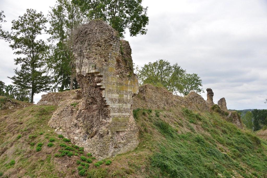 Château de Montfort-sur-Risle - French Baroudeur