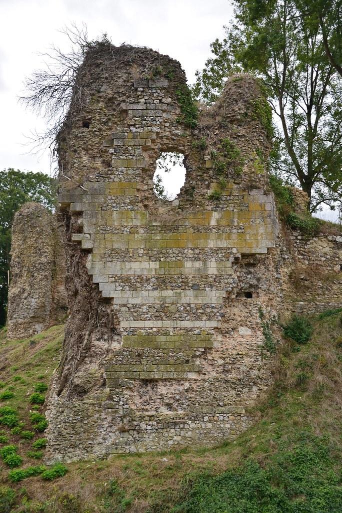 Château de Montfort-sur-Risle - French Baroudeur